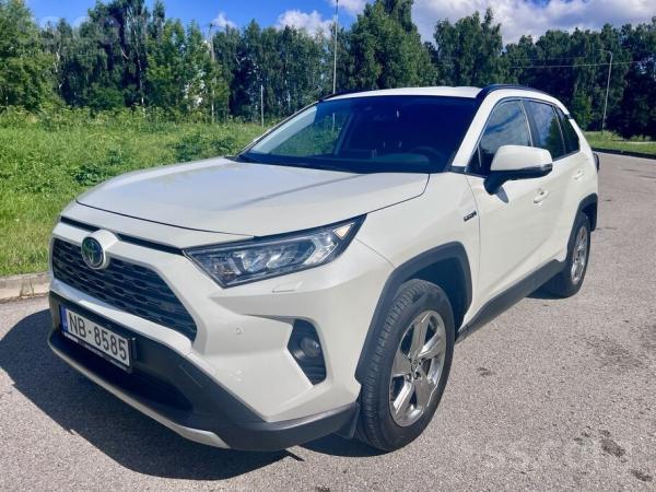White Toyota RAV4 2022 in Riga, with an engine capacity of 2.50 L and mileage of 41 thousand km for 29900 €, photo 3 on AUTOMOTO.COM.LV
