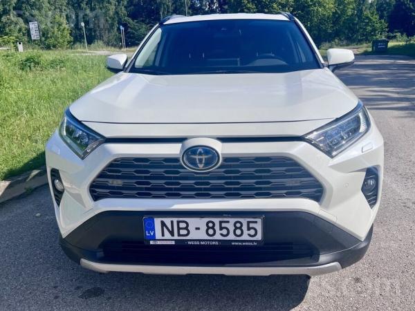 White Toyota RAV4 2022 in Riga, with an engine capacity of 2.50 L and mileage of 41 thousand km for 29900 €, photo 4 on AUTOMOTO.COM.LV