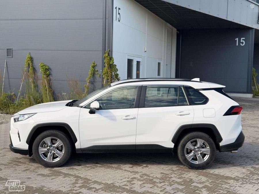 White Toyota RAV4 2022 in Vilnius, with an engine capacity of 2.50 L and mileage of 136 thousand km for 26500 €, photo 9 on AUTOMOTO.COM.LV