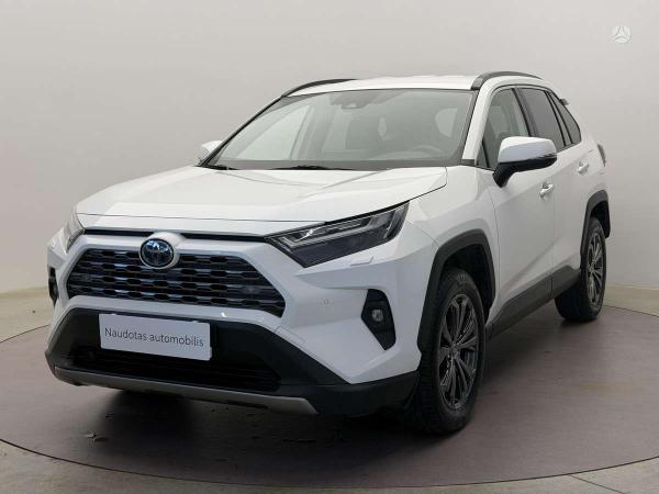 White Toyota RAV4 2022 in Panevezys, with an engine capacity of 2.49 L and mileage of 210 thousand km for 25990 €, photo 1 on AUTOMOTO.COM.LV