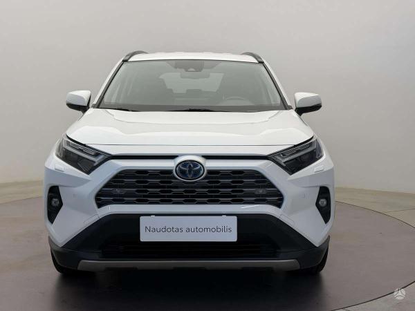 White Toyota RAV4 2022 in Panevezys, with an engine capacity of 2.49 L and mileage of 210 thousand km for 25990 €, photo 2 on AUTOMOTO.COM.LV