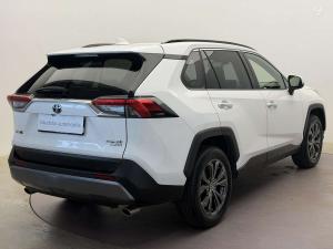 White Toyota RAV4 2022 in Panevezys, with an engine capacity of 2.49 L and mileage of 210 thousand km for 25990 €, photo 5 on AUTOMOTO.COM.LV