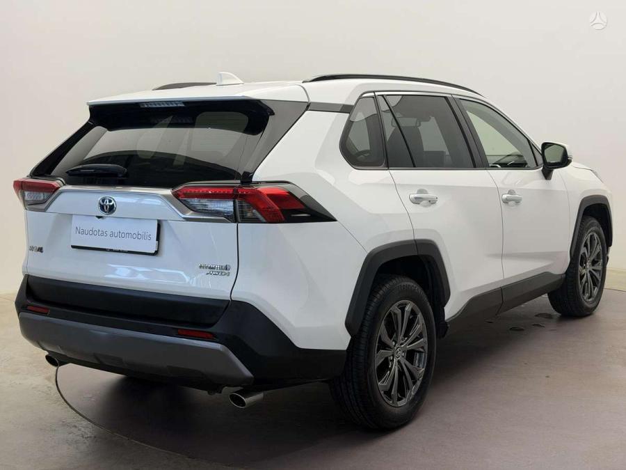 White Toyota RAV4 2022 in Panevezys, with an engine capacity of 2.49 L and mileage of 210 thousand km for 25990 €, photo 5 on AUTOMOTO.COM.LV