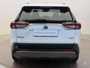 White Toyota RAV4 2022 in Panevezys, with an engine capacity of 2.49 L and mileage of 210 thousand km for 25990 €, photo 6 on AUTOMOTO.COM.LV