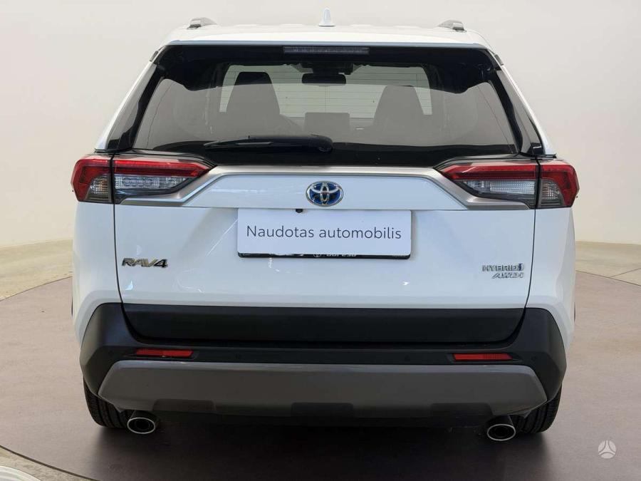 White Toyota RAV4 2022 in Panevezys, with an engine capacity of 2.49 L and mileage of 210 thousand km for 25990 €, photo 6 on AUTOMOTO.COM.LV