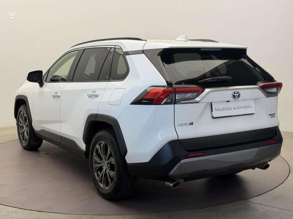 White Toyota RAV4 2022 in Panevezys, with an engine capacity of 2.49 L and mileage of 210 thousand km for 25990 €, photo 6 on AUTOMOTO.COM.LV