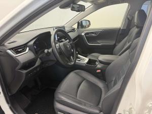 White Toyota RAV4 2022 in Panevezys, with an engine capacity of 2.49 L and mileage of 210 thousand km for 25990 €, photo 8 on AUTOMOTO.COM.LV
