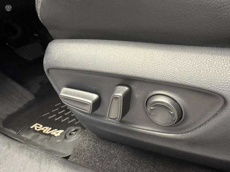 White Toyota RAV4 2022 in Panevezys, with an engine capacity of 2.49 L and mileage of 210 thousand km for 25990 €, photo 9 on AUTOMOTO.COM.LV