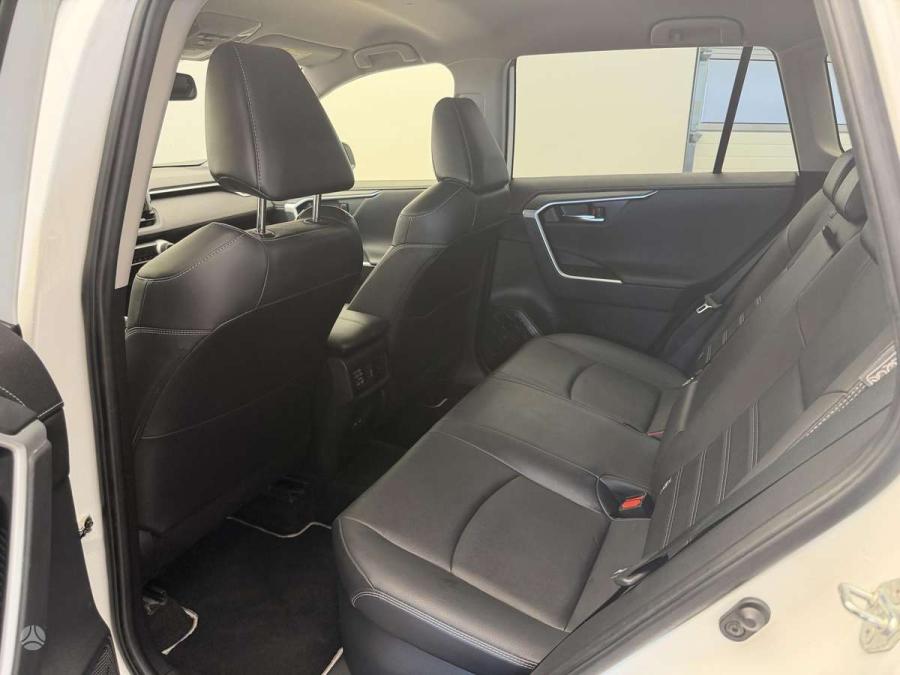White Toyota RAV4 2022 in Panevezys, with an engine capacity of 2.49 L and mileage of 210 thousand km for 25990 €, photo 13 on AUTOMOTO.COM.LV