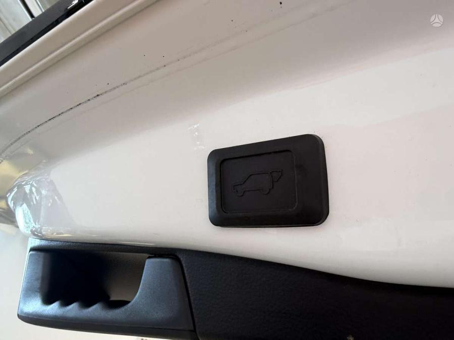 White Toyota RAV4 2022 in Panevezys, with an engine capacity of 2.49 L and mileage of 210 thousand km for 25990 €, photo 16 on AUTOMOTO.COM.LV