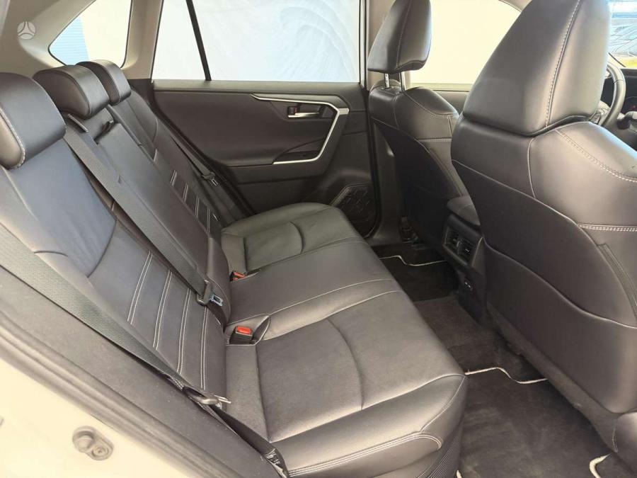White Toyota RAV4 2022 in Panevezys, with an engine capacity of 2.49 L and mileage of 210 thousand km for 25990 €, photo 17 on AUTOMOTO.COM.LV