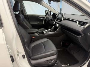 White Toyota RAV4 2022 in Panevezys, with an engine capacity of 2.49 L and mileage of 210 thousand km for 25990 €, photo 18 on AUTOMOTO.COM.LV