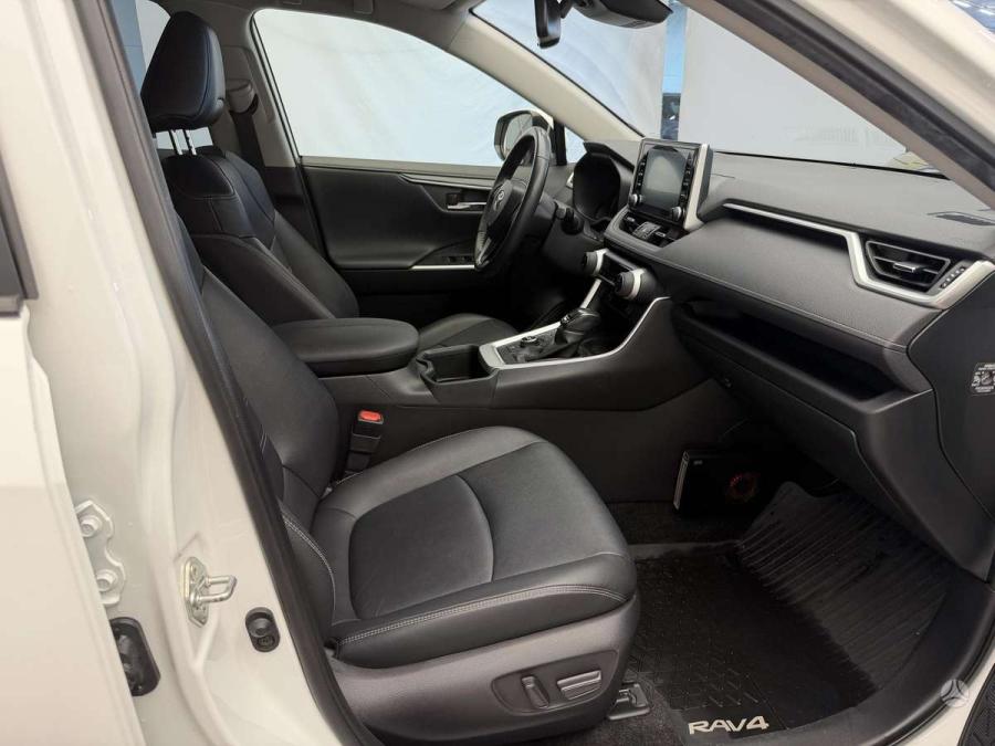 White Toyota RAV4 2022 in Panevezys, with an engine capacity of 2.49 L and mileage of 210 thousand km for 25990 €, photo 18 on AUTOMOTO.COM.LV