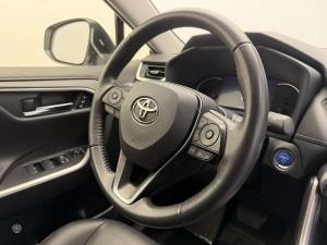 White Toyota RAV4 2022 in Panevezys, with an engine capacity of 2.49 L and mileage of 210 thousand km for 25990 €, photo 21 on AUTOMOTO.COM.LV