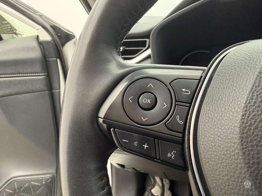 White Toyota RAV4 2022 in Panevezys, with an engine capacity of 2.49 L and mileage of 210 thousand km for 25990 €, photo 22 on AUTOMOTO.COM.LV