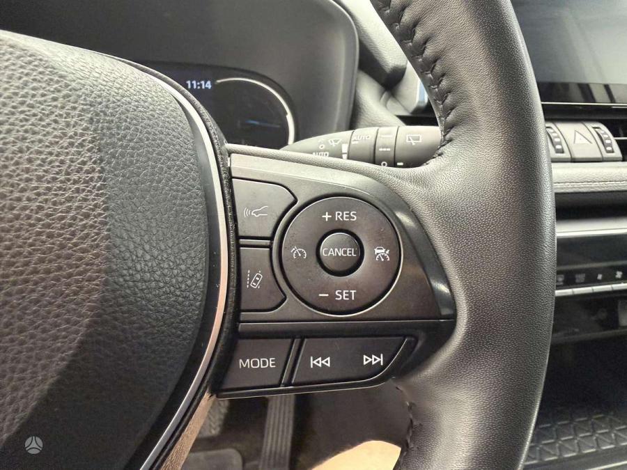 White Toyota RAV4 2022 in Panevezys, with an engine capacity of 2.49 L and mileage of 210 thousand km for 25990 €, photo 23 on AUTOMOTO.COM.LV