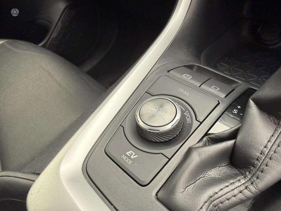 White Toyota RAV4 2022 in Panevezys, with an engine capacity of 2.49 L and mileage of 210 thousand km for 25990 €, photo 27 on AUTOMOTO.COM.LV