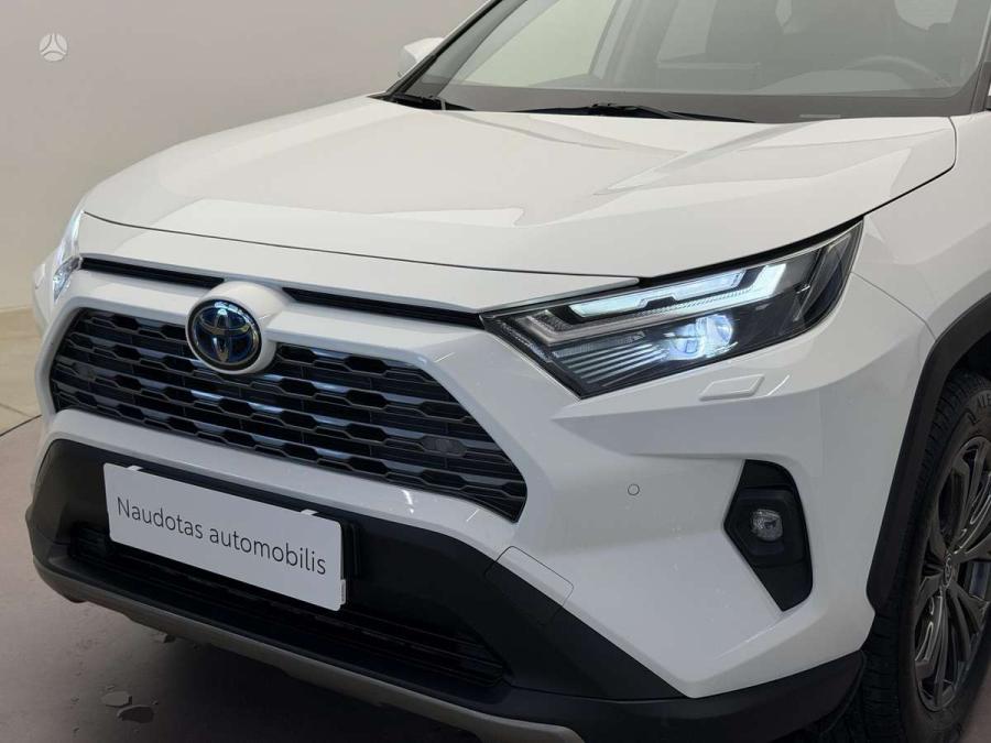 White Toyota RAV4 2022 in Panevezys, with an engine capacity of 2.49 L and mileage of 210 thousand km for 25990 €, photo 43 on AUTOMOTO.COM.LV