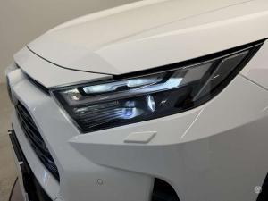 White Toyota RAV4 2022 in Panevezys, with an engine capacity of 2.49 L and mileage of 210 thousand km for 25990 €, photo 44 on AUTOMOTO.COM.LV