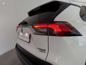 White Toyota RAV4 2022 in Panevezys, with an engine capacity of 2.49 L and mileage of 210 thousand km for 25990 €, photo 45 on AUTOMOTO.COM.LV