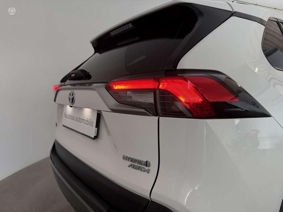 White Toyota RAV4 2022 in Panevezys, with an engine capacity of 2.49 L and mileage of 210 thousand km for 25990 €, photo 45 on AUTOMOTO.COM.LV
