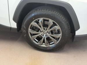 White Toyota RAV4 2022 in Panevezys, with an engine capacity of 2.49 L and mileage of 210 thousand km for 25990 €, photo 50 on AUTOMOTO.COM.LV