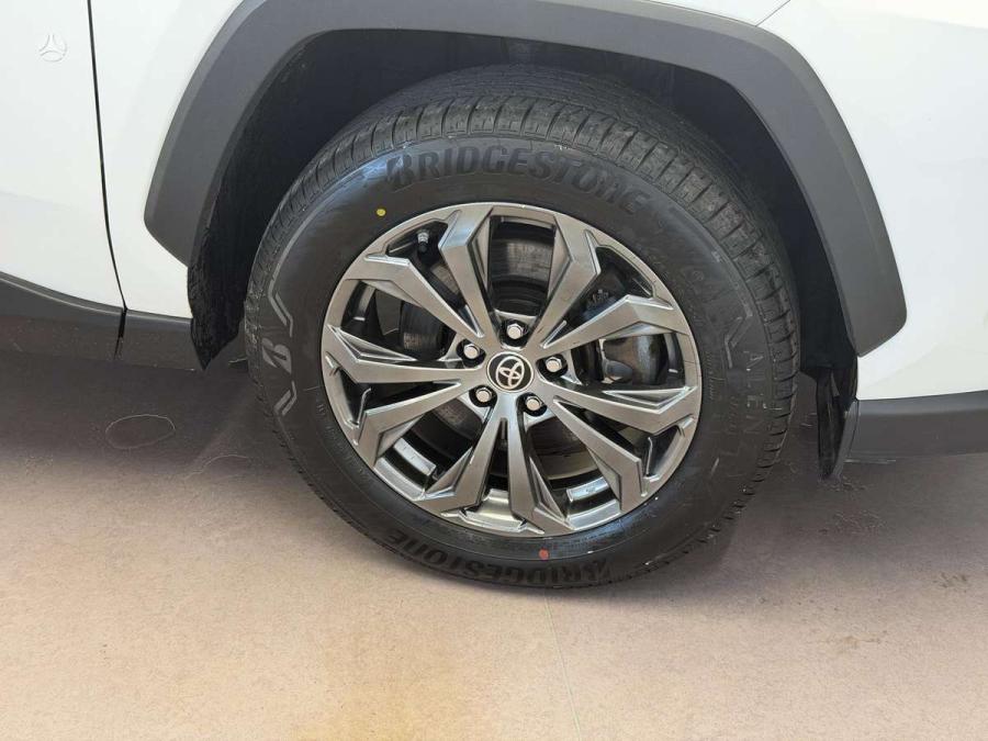 White Toyota RAV4 2022 in Panevezys, with an engine capacity of 2.49 L and mileage of 210 thousand km for 25990 €, photo 50 on AUTOMOTO.COM.LV