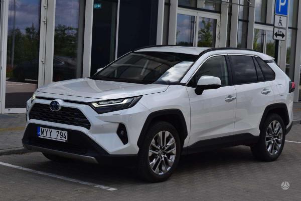 White Toyota RAV4 2022 in Vilnius, with an engine capacity of 2.49 L and mileage of 62 thousand km for 29600 €, photo 1 on AUTOMOTO.COM.LV