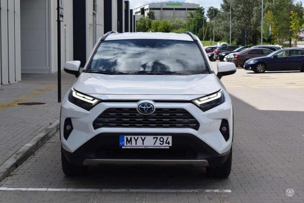 White Toyota RAV4 2022 in Vilnius, with an engine capacity of 2.49 L and mileage of 62 thousand km for 29600 €, photo 2 on AUTOMOTO.COM.LV