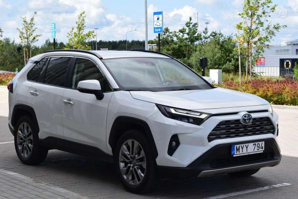 White Toyota RAV4 2022 in Vilnius, with an engine capacity of 2.49 L and mileage of 62 thousand km for 29600 €, photo 3 on AUTOMOTO.COM.LV