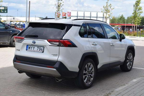 White Toyota RAV4 2022 in Vilnius, with an engine capacity of 2.49 L and mileage of 62 thousand km for 29600 €, photo 5 on AUTOMOTO.COM.LV