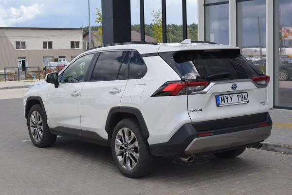 White Toyota RAV4 2022 in Vilnius, with an engine capacity of 2.49 L and mileage of 62 thousand km for 29600 €, photo 7 on AUTOMOTO.COM.LV
