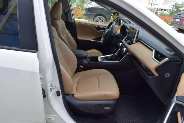 White Toyota RAV4 2022 in Vilnius, with an engine capacity of 2.49 L and mileage of 62 thousand km for 29600 €, photo 10 on AUTOMOTO.COM.LV
