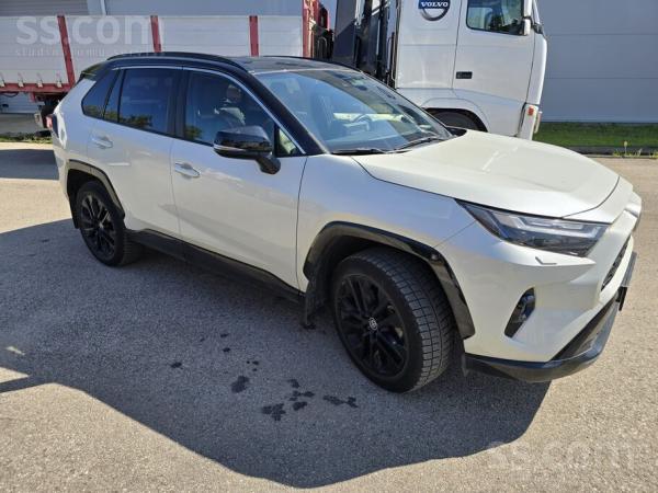 White Toyota RAV4 2022 in Jurmala, with an engine capacity of 2.50 L and mileage of 26 thousand km for 31150 €, photo 1 on AUTOMOTO.COM.LV
