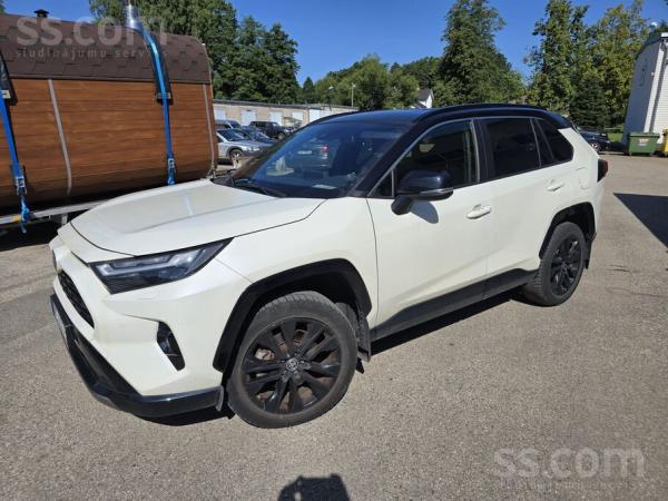 White Toyota RAV4 2022 in Jurmala, with an engine capacity of 2.50 L and mileage of 26 thousand km for 31150 €, photo 2 on AUTOMOTO.COM.LV