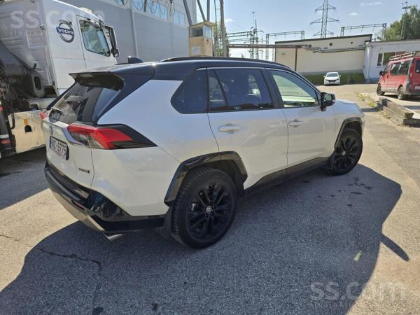 White Toyota RAV4 2022 in Jurmala, with an engine capacity of 2.50 L and mileage of 26 thousand km for 31150 €, photo 3 on AUTOMOTO.COM.LV