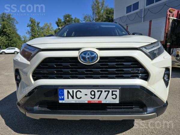 White Toyota RAV4 2022 in Jurmala, with an engine capacity of 2.50 L and mileage of 26 thousand km for 31150 €, photo 4 on AUTOMOTO.COM.LV