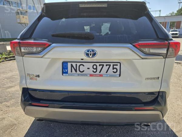 White Toyota RAV4 2022 in Jurmala, with an engine capacity of 2.50 L and mileage of 26 thousand km for 31150 €, photo 5 on AUTOMOTO.COM.LV