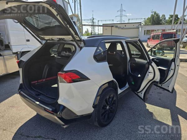 White Toyota RAV4 2022 in Jurmala, with an engine capacity of 2.50 L and mileage of 26 thousand km for 31150 €, photo 6 on AUTOMOTO.COM.LV