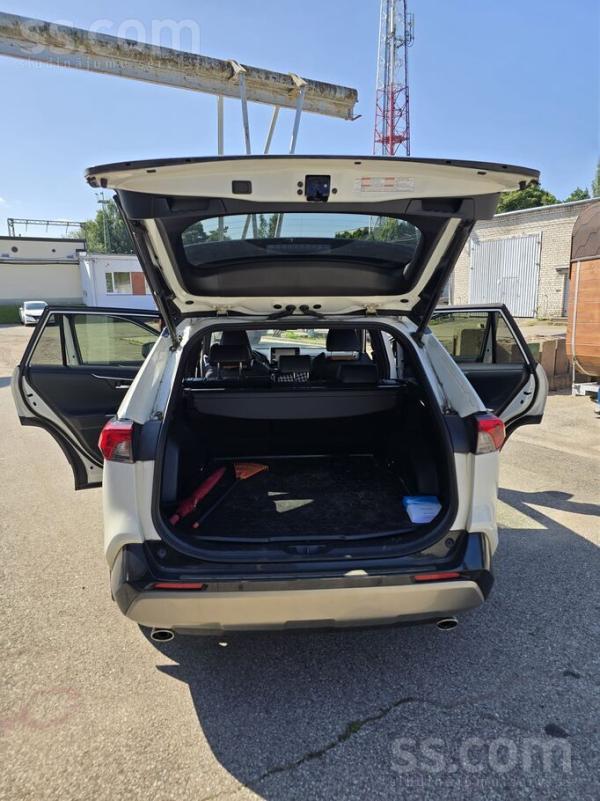 White Toyota RAV4 2022 in Jurmala, with an engine capacity of 2.50 L and mileage of 26 thousand km for 31150 €, photo 7 on AUTOMOTO.COM.LV