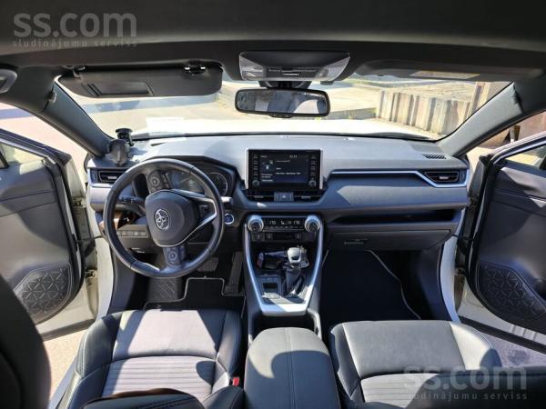 White Toyota RAV4 2022 in Jurmala, with an engine capacity of 2.50 L and mileage of 26 thousand km for 31150 €, photo 9 on AUTOMOTO.COM.LV