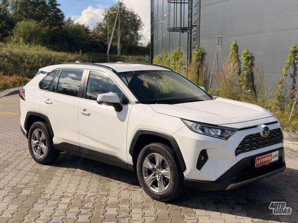 Balts Toyota RAV4 2022 Viļņa, ar dzinēja tilpumu 2.50 L un nobraukumu 136 tūkst. km par 26500 €, foto 1 vietnē AUTOMOTO.COM.LV