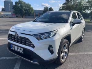 Balts Toyota RAV4 2022 Kauņa, ar dzinēja tilpumu 2.50 L un nobraukumu 42 tūkst. km par 31500 €, foto  vietnē AUTOMOTO.COM.LV