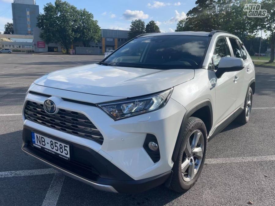 Balts Toyota RAV4 2022 Kauņa, ar dzinēja tilpumu 2.50 L un nobraukumu 42 tūkst. km par 31500 €, foto 1 vietnē AUTOMOTO.COM.LV