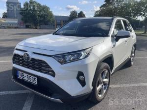 White Toyota RAV4 2022 in Riga, with an engine capacity of 2.50 L and mileage of 42 thousand km for 29900 €, photo  on AUTOMOTO.COM.LV