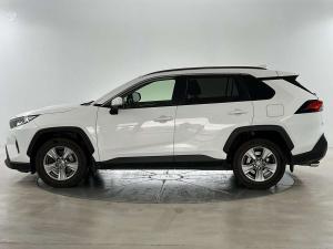 White Toyota RAV4 2022 in Vilnius, with an engine capacity of 1.99 L and mileage of 87 thousand km for 23900 €, photo 4 on AUTOMOTO.COM.LV