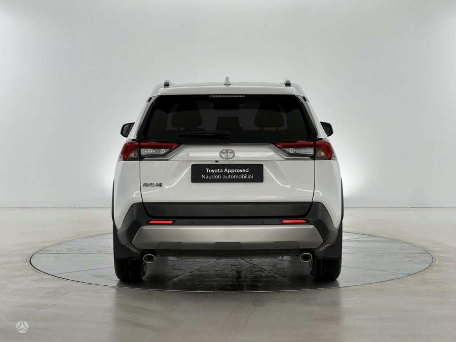 White Toyota RAV4 2022 in Vilnius, with an engine capacity of 1.99 L and mileage of 87 thousand km for 23900 €, photo 5 on AUTOMOTO.COM.LV