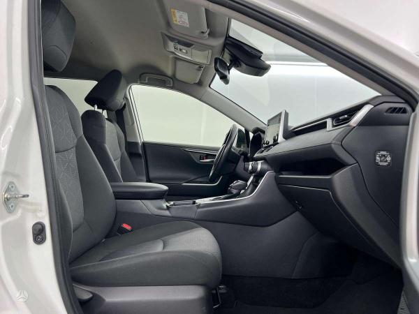 White Toyota RAV4 2022 in Vilnius, with an engine capacity of 1.99 L and mileage of 87 thousand km for 23900 €, photo 6 on AUTOMOTO.COM.LV
