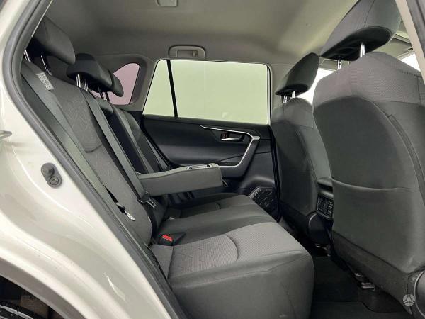 White Toyota RAV4 2022 in Vilnius, with an engine capacity of 1.99 L and mileage of 87 thousand km for 23900 €, photo 7 on AUTOMOTO.COM.LV