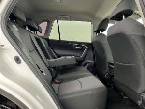 White Toyota RAV4 2022 in Vilnius, with an engine capacity of 1.99 L and mileage of 87 thousand km for 23900 €, photo 8 on AUTOMOTO.COM.LV